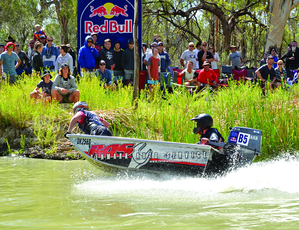Red Bull Dinghy Derby 2016 - dirkanje s čolnički, bolj divje od ...