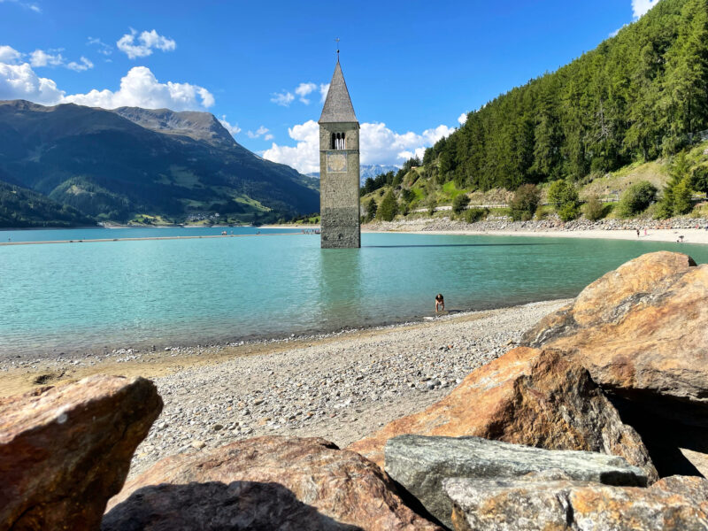 Lago di Resia: un hermoso lago artificial en los Alpes italianos ...